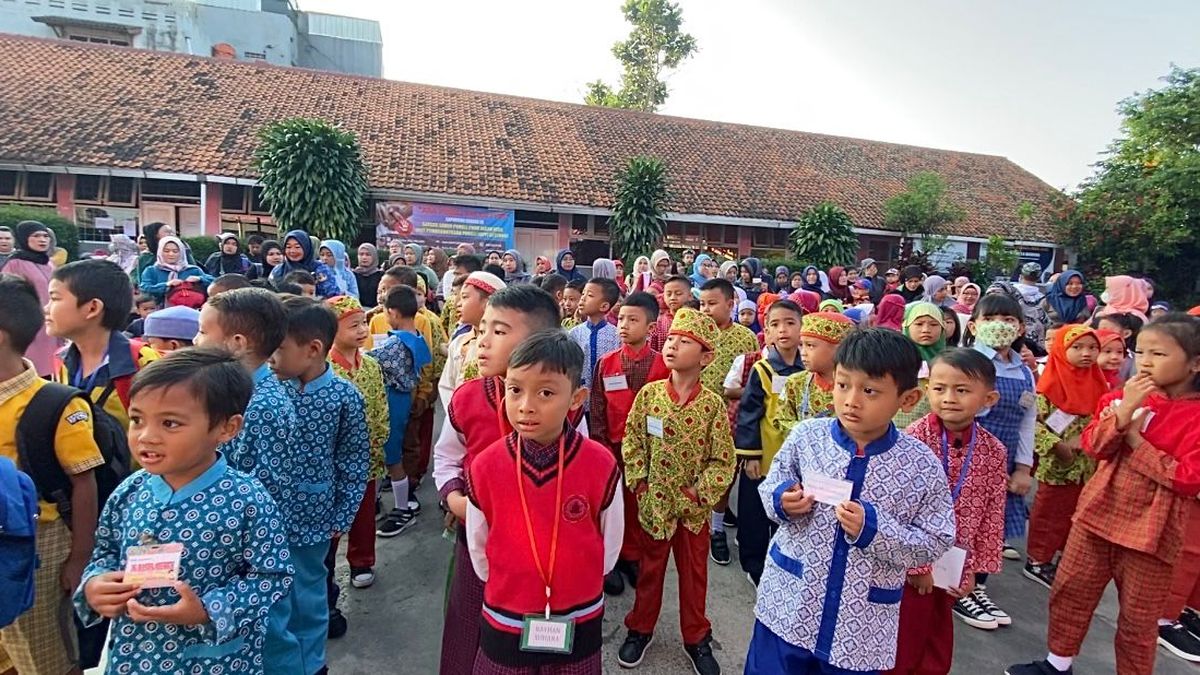 Lirik Lagu Hari Pertama Masuk Sekolah TK PAUD SD Hari ini Hari ... Lirik Lagu Hari Pertama Masuk Sekolah TK PAUD SD Hari ini Hari ...