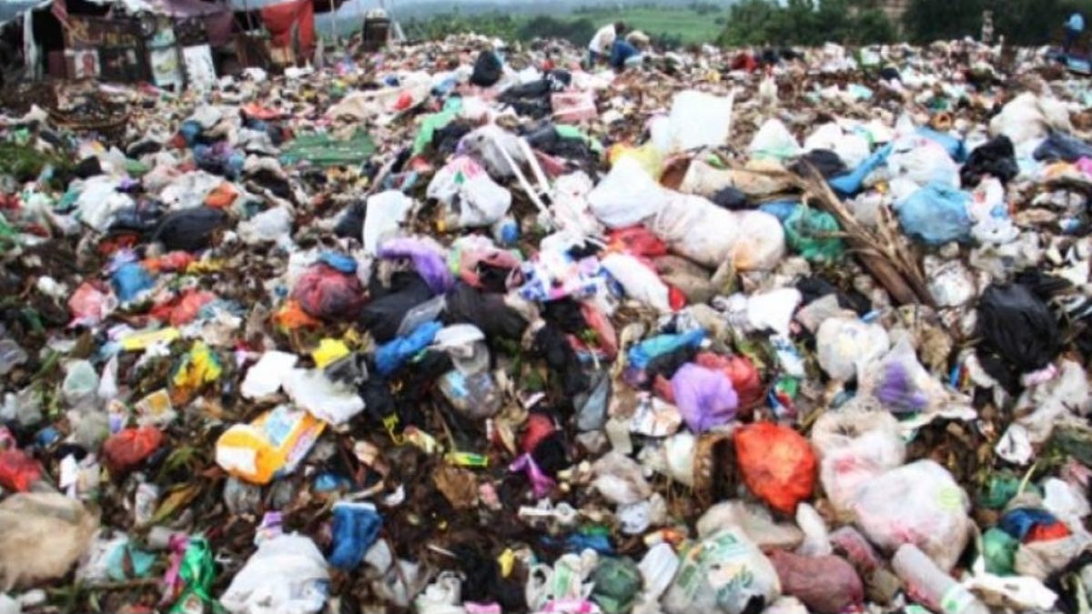 Abaikan Papan Peringatan, Ibu Pembuang Sampah Sembarangan Diciduk Warga ... Abaikan Papan Peringatan, Ibu Pembuang Sampah Sembarangan Diciduk Warga ...