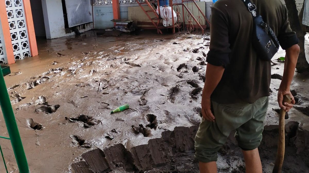 Rumah H Kusnadi Anggota DPRD Provinsi Jabar Dikepung Lumpur Setinggi 10 ... Rumah H Kusnadi Anggota DPRD Provinsi Jabar Dikepung Lumpur Setinggi 10 ...