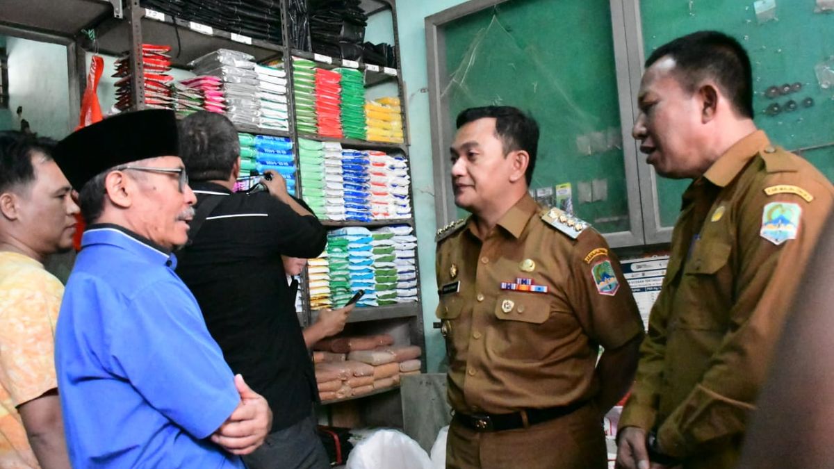 Patani Ngangluh Pupuk Subsidi Langka, Pj Bupati Majalengka Sidak ka ... Patani Ngangluh Pupuk Subsidi Langka, Pj Bupati Majalengka Sidak ka ...