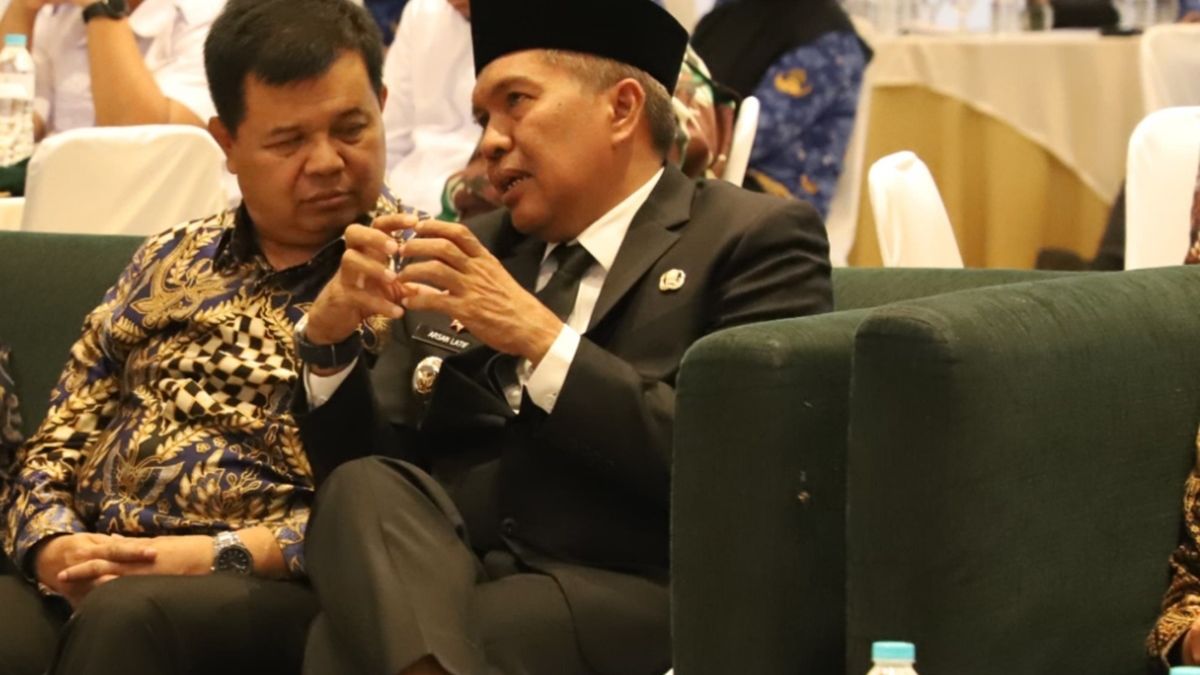 Pj Bupati Bandung Barat Diskusi Dengan Eks Napi Koruptor Sebelum Rapat ... Pj Bupati Bandung Barat Diskusi Dengan Eks Napi Koruptor Sebelum Rapat ...