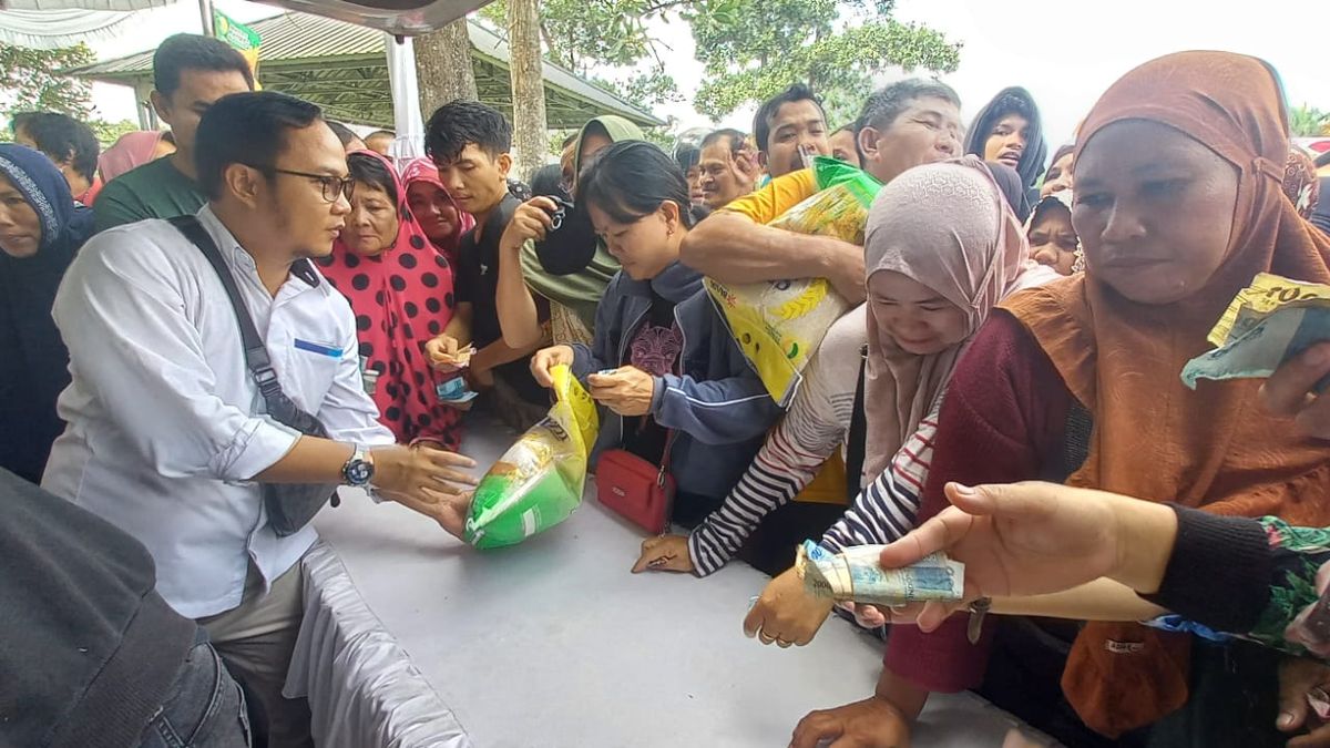 Emak-Emak Rela Berdesakan, Dapat Beras Medium di Gerakan Pangan Murah ... Emak-Emak Rela Berdesakan, Dapat Beras Medium di Gerakan Pangan Murah ...