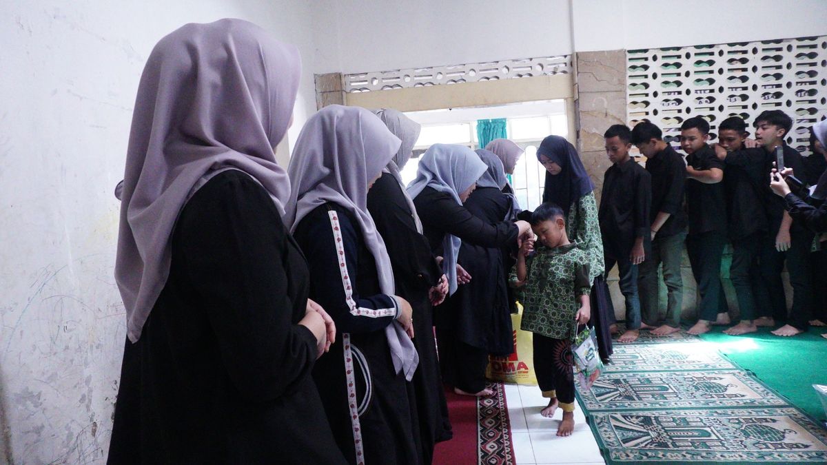 DWP Diskominfo Garut Salurkan Bantuan Sosial ke Panti Asuhan Bina ... DWP Diskominfo Garut Salurkan Bantuan Sosial ke Panti Asuhan Bina ...