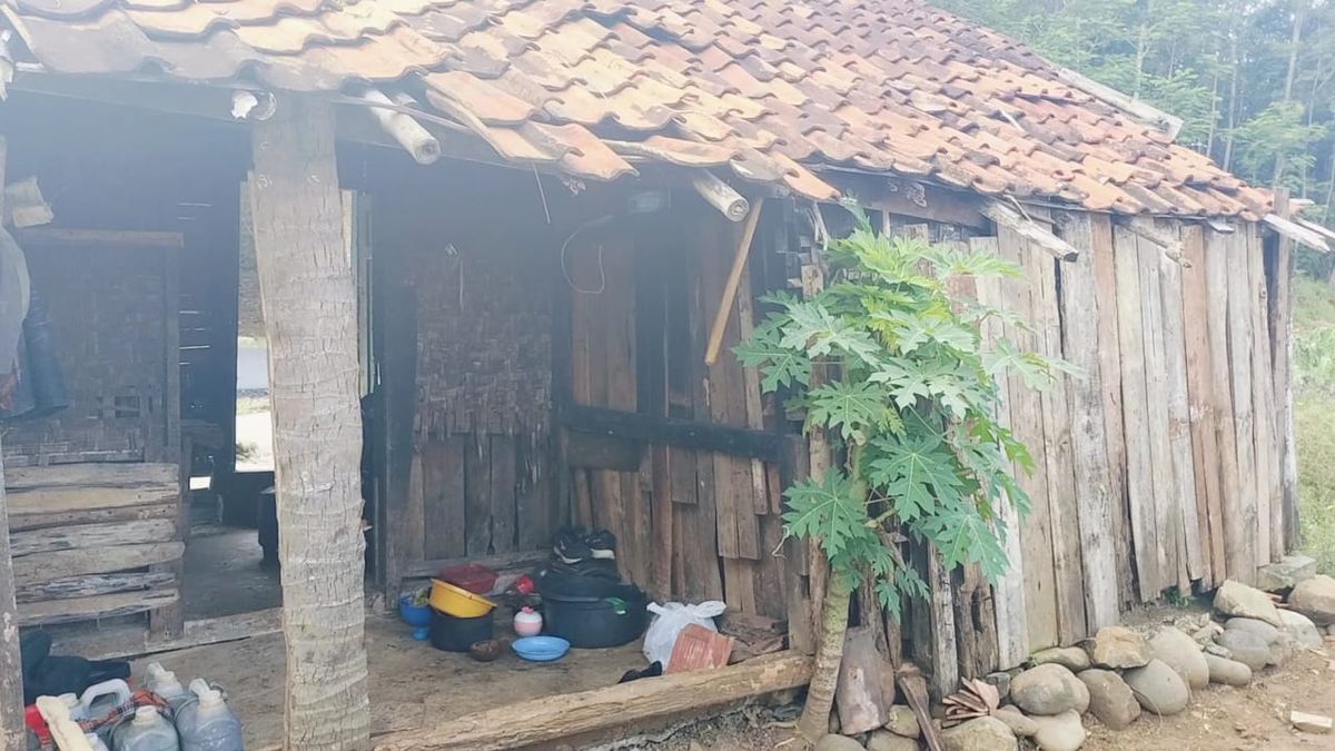 Kisah Haru Dua Saudara Kakak Beradik di Garut, Tinggal di Rumah Tak ... Kisah Haru Dua Saudara Kakak Beradik di Garut, Tinggal di Rumah Tak ...