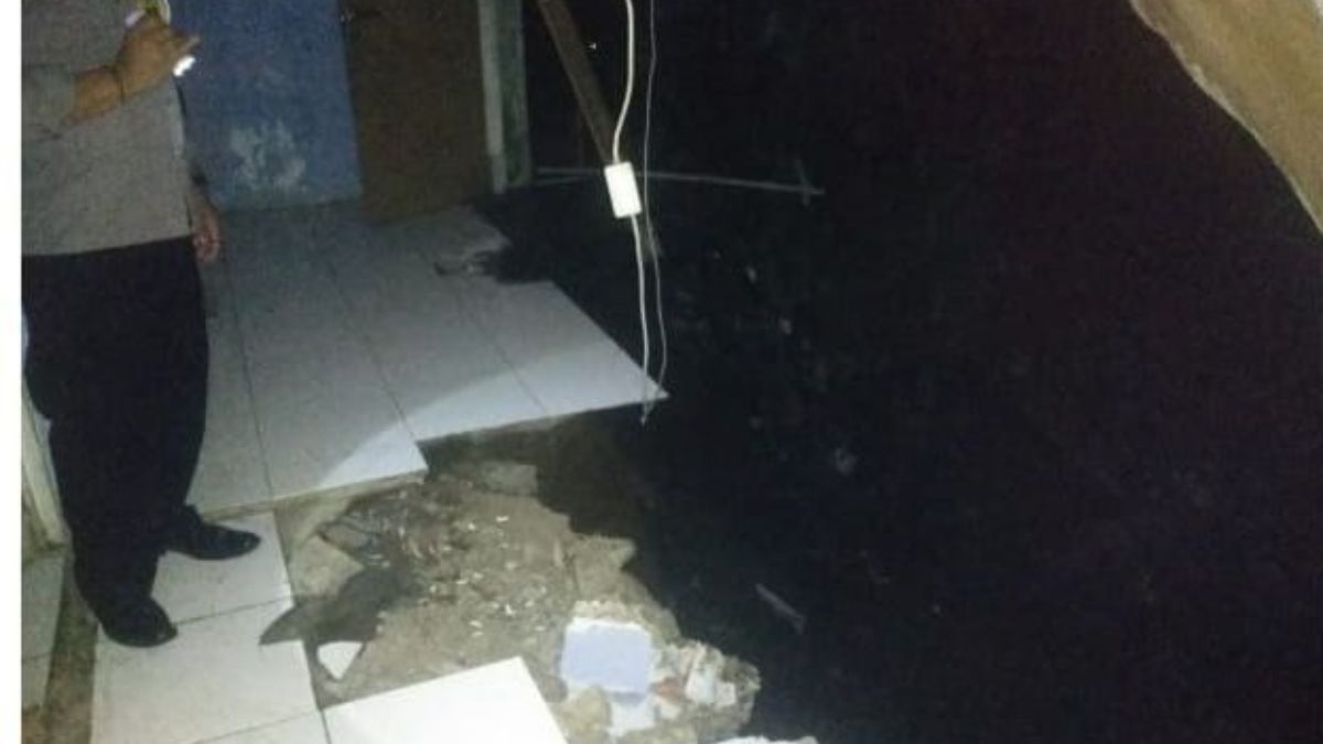 Hujan Deras Tak Kunjung Berhenti, Desa Cimande Hilir Dilanda Longsor ... Hujan Deras Tak Kunjung Berhenti, Desa Cimande Hilir Dilanda Longsor ...