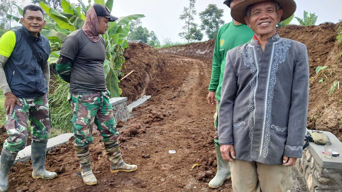 Warga Cibatu Khusus Pemecah Batu Dibawa ke Lokasi TMMD Kodim 0611 Garut ... Warga Cibatu Khusus Pemecah Batu Dibawa ke Lokasi TMMD Kodim 0611 Garut ...