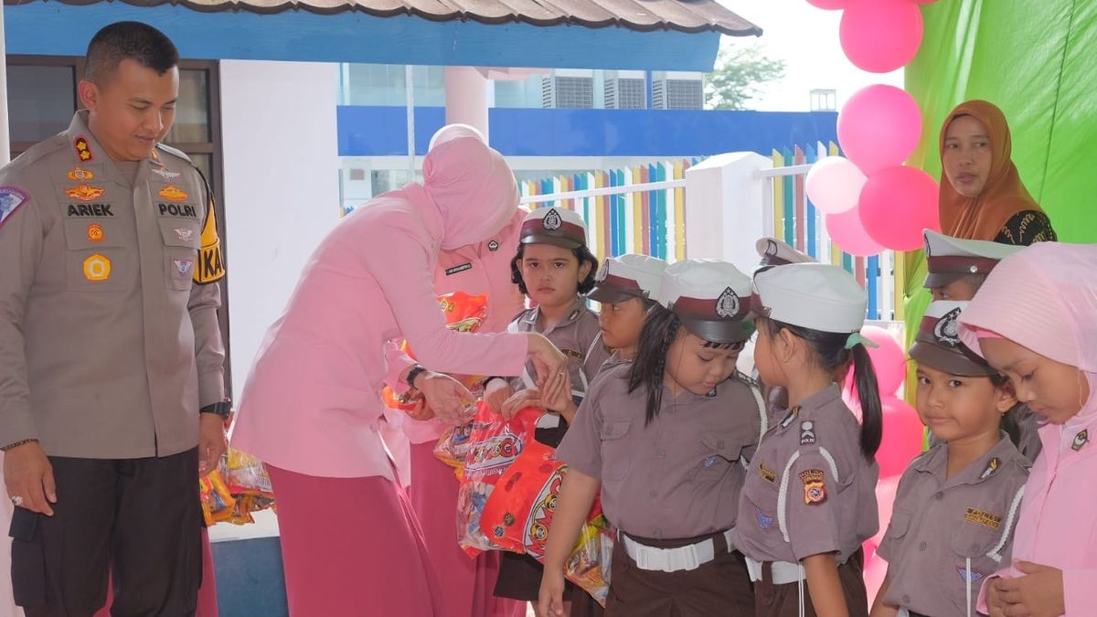 Kapolres Subang Berikan Bantuan Kepada Sekolah TK Kemala Bhayangkari 14 ... Kapolres Subang Berikan Bantuan Kepada Sekolah TK Kemala Bhayangkari 14 ...