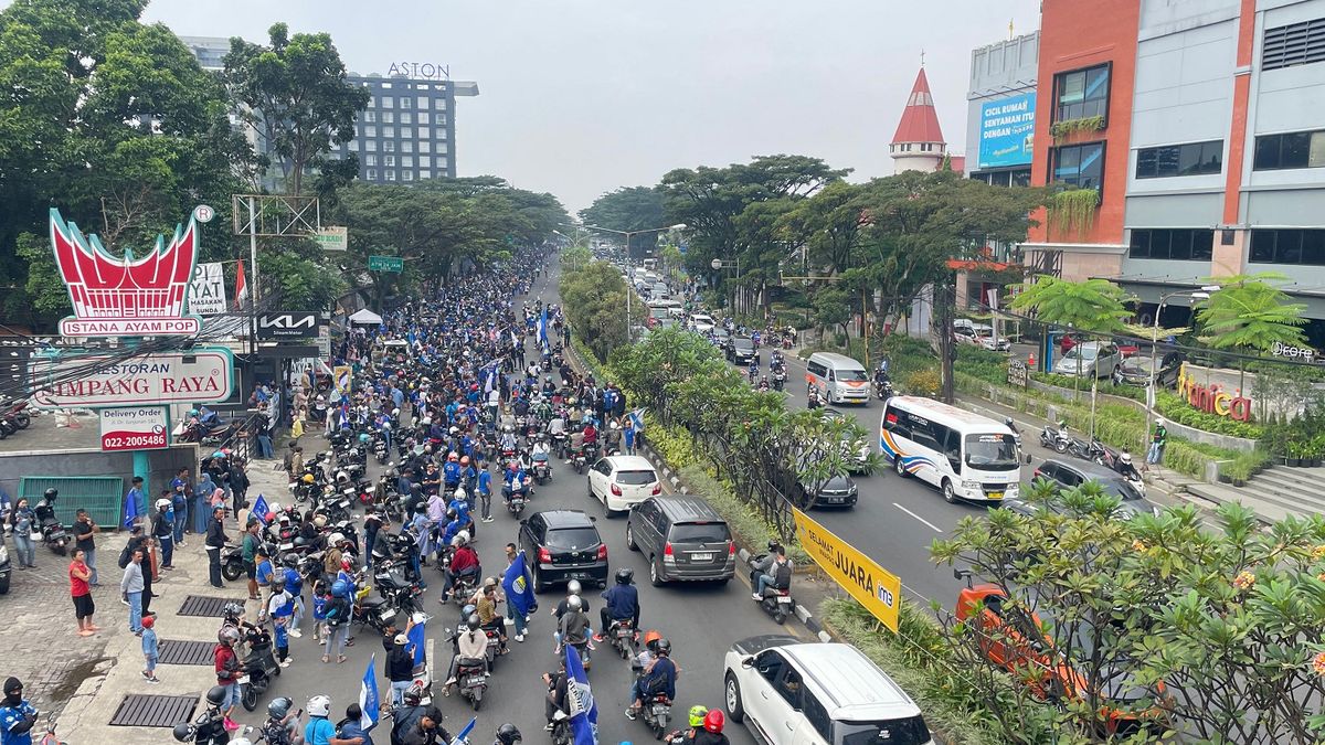 Sambut Kedatangan Squad Persib Bandung, Bobotoh Padati Jalan Pasteur ... Sambut Kedatangan Squad Persib Bandung, Bobotoh Padati Jalan Pasteur ...