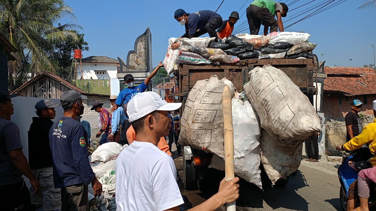 Cabup Purwakarta Om Zein Bersama Warga dari Dua Desa di Kecamatan ... Cabup Purwakarta Om Zein Bersama Warga dari Dua Desa di Kecamatan ...