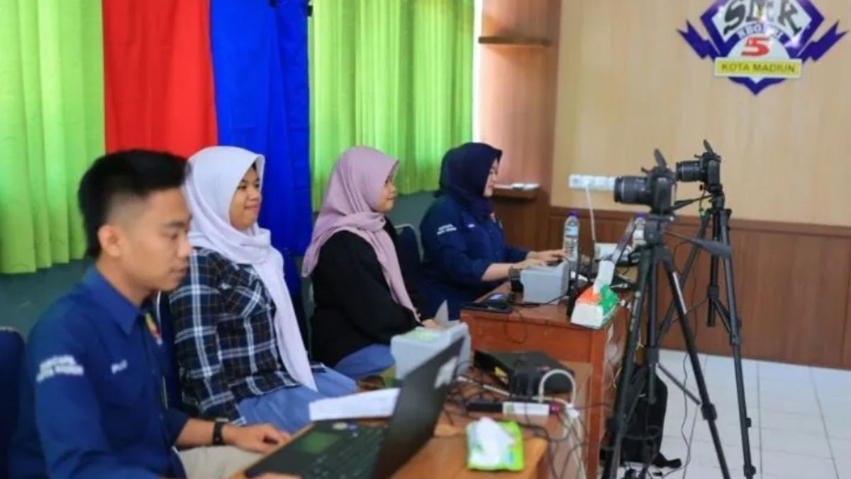 Jelang Pilkada 2024, Disdukcapil Kota Madiun Rekam KTP Pemilih Pemula ... Jelang Pilkada 2024, Disdukcapil Kota Madiun Rekam KTP Pemilih Pemula ...