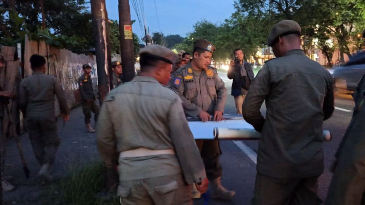 Satpol PP Tertibkan Puluhan Baliho Liar di Kota Medan, PJ Gubernur ... Satpol PP Tertibkan Puluhan Baliho Liar di Kota Medan, PJ Gubernur ...