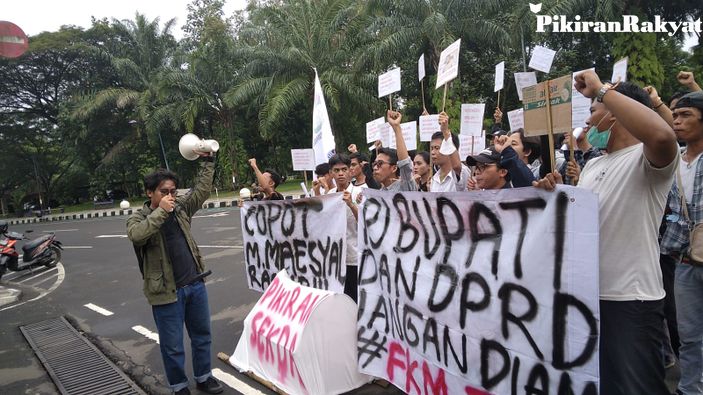 Kontroversi Spanduk Maesyal Rasyid Calon Bupati, Mahasiswa Desak Pj ...