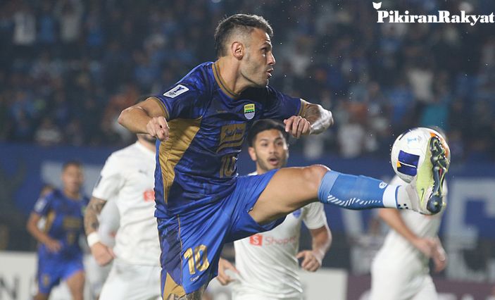 Refleks Bawa Tyronne del Pino Cetak Gol ke Gawang Persita Tangerang ...