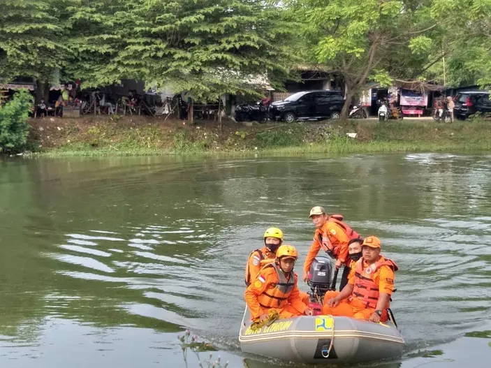 Tim Sar Temukan Korban Tenggelam Sungai Citarum Di Pintu Air Leuweung