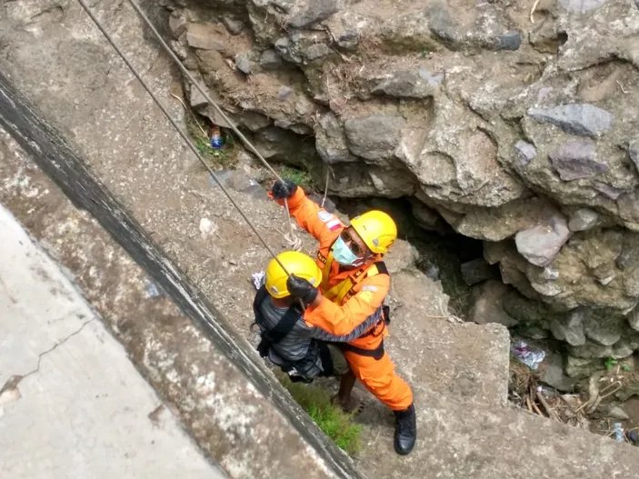 Tim Rescue Pos Sar Cirebon Evakuasi Pemancing Yang Terjebak Di Sungai