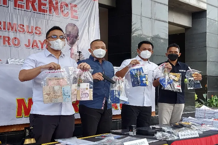 Polri Ungkap Kronologi Penangkapan Bos Robot Trading Fahrenheit Polri Ungkap Kronologi Penangkapan Bos Robot Trading Fahrenheit