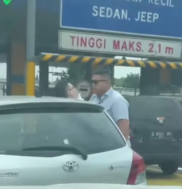Viral Video Pengemudi Pajero Emosi dan Tampar Sopir Yaris di Pintu Tol ... Viral Video Pengemudi Pajero Emosi dan Tampar Sopir Yaris di Pintu Tol ...