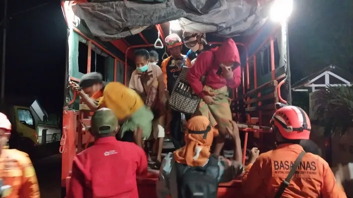 Gunung Lewotobi Keluarkan Lava Pijar Sejauh 1 Kilometer Tim Sar