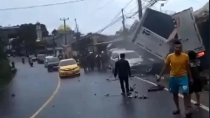 Kecelakaan Di Jalur Puncak Hari Ini 5 Kendaraan Terlibat Banyak