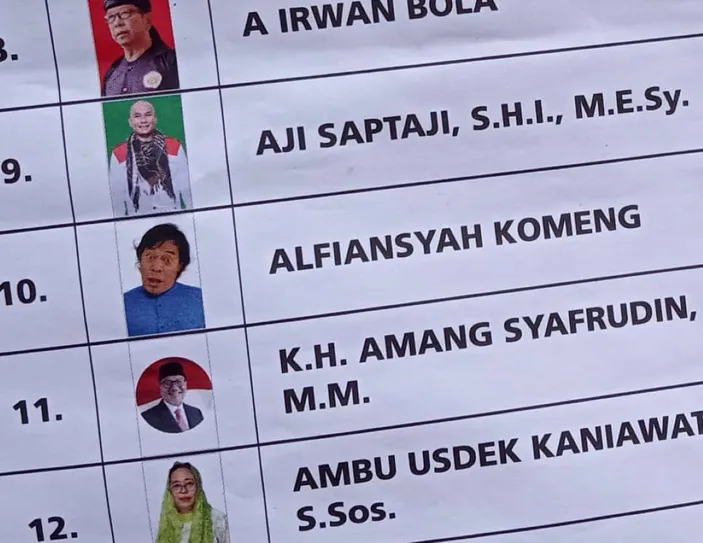 Gaya Foto Komeng di Kertas Suara DPD RI Diyakini Warganet Auto Menang ... Gaya Foto Komeng di Kertas Suara DPD RI Diyakini Warganet Auto Menang ...