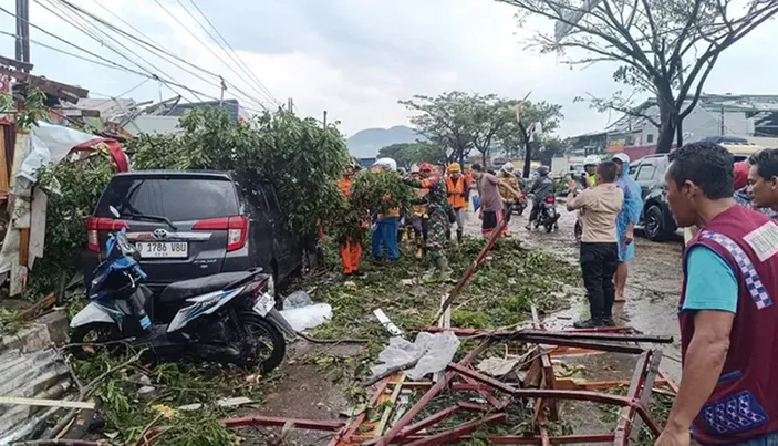 BNPB Berikan Uang Rp150 Juta untuk Penanggulangan Bencana Angin Puting ... BNPB Berikan Uang Rp150 Juta untuk Penanggulangan Bencana Angin Puting ...