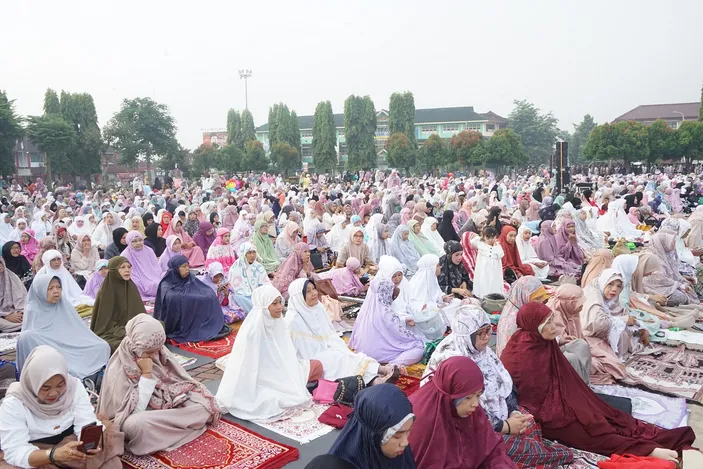 Sambut Hari Kemenangan Ribuan Jamaah Sholat Idul Fitri 1445 H Di Alun