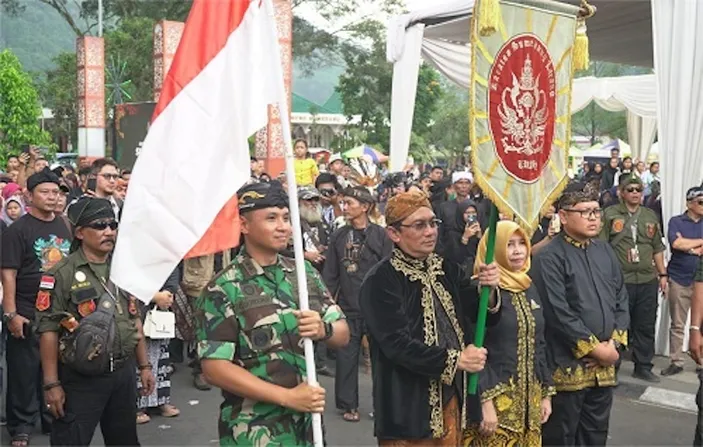 Kirab Panji Mahkota Kemaharajaan Meriahkan Perayaan Hari Jadi Sumedang ... Kirab Panji Mahkota Kemaharajaan Meriahkan Perayaan Hari Jadi Sumedang ...