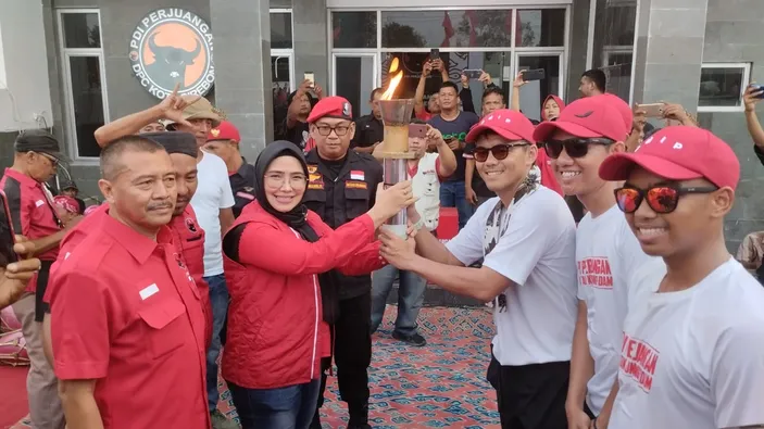 Tiba di DPC PDIP Kota Cirebon, Pelari Pembawa Obor Api Perjuangan ... Tiba di DPC PDIP Kota Cirebon, Pelari Pembawa Obor Api Perjuangan ...