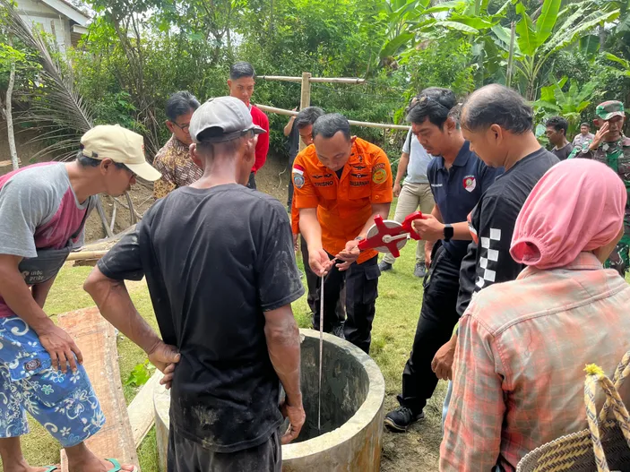 Diduga Terpapar Gas Beracun Tiga Penggali Sumur Di Jatilawang Terjebak