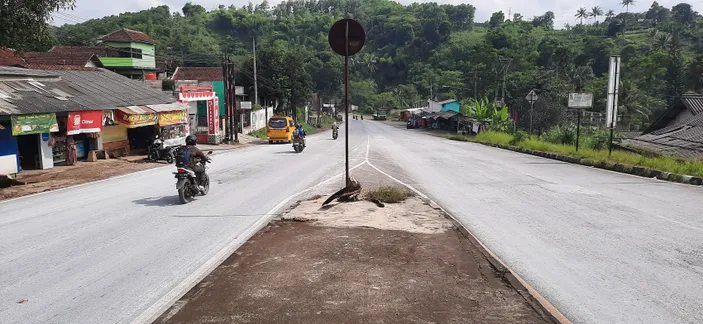 Terkena Cairan Kimia, Jalan Bandung-Purwakarta Memutih dan Berbahaya ... Terkena Cairan Kimia, Jalan Bandung-Purwakarta Memutih dan Berbahaya ...