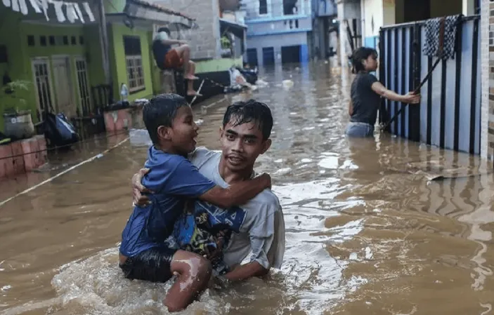 Bahaya Anak Bermain Air Banjir: 5 Penyakit Serius yang Mengintai dan ... Bahaya Anak Bermain Air Banjir: 5 Penyakit Serius yang Mengintai dan ...