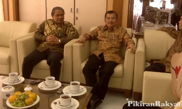 Jusuf Kalla Akan Terima Gelar Doktor Honoris Causa dari UPI Jusuf Kalla Akan Terima Gelar Doktor Honoris Causa dari UPI