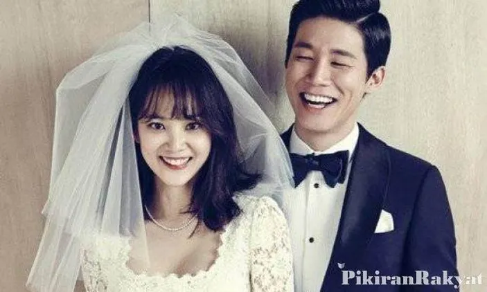 Kim Moo Yeol dan Yoon Seung Ah Resmi Menikah Kim Moo Yeol dan Yoon Seung Ah Resmi Menikah