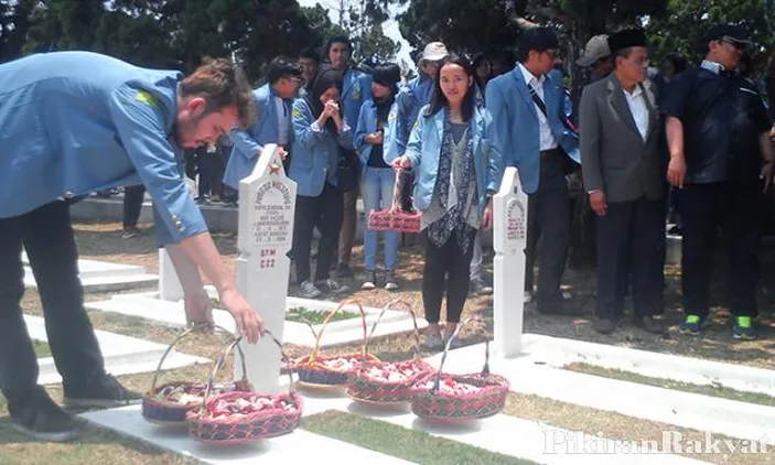 Mahasiswa Universitas Moestopo Ziarah ke Makam Prof. Moestopo Mahasiswa Universitas Moestopo Ziarah ke Makam Prof. Moestopo