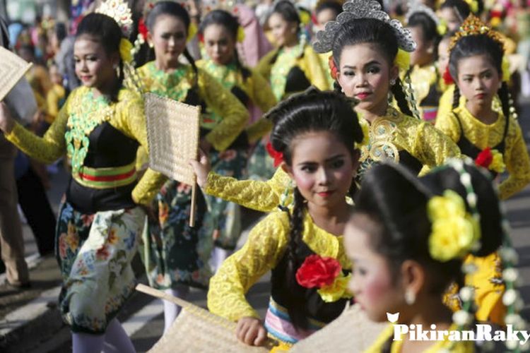Empat Ribu Penari Tampilkan Ronggeng Geber Karya Mas Nunu Munajar Dahlan Empat Ribu Penari Tampilkan Ronggeng Geber Karya Mas Nunu Munajar Dahlan