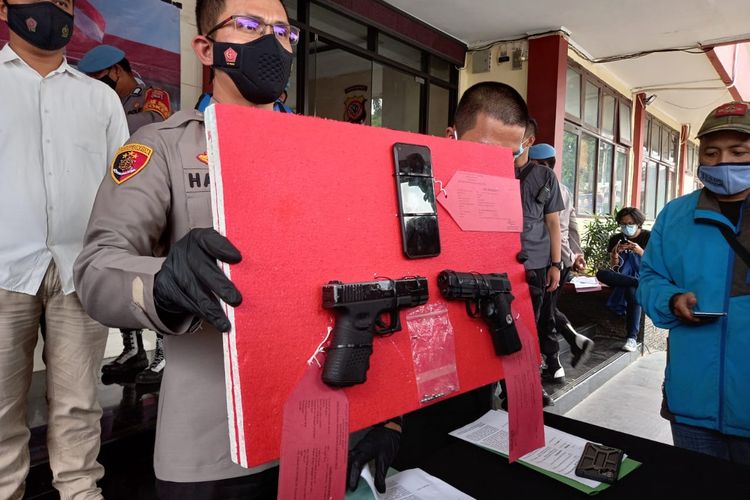 Aksi Koboi Bogor, Tukang Ojek Punya 2 Pistol Alesannya Buat Jaga Diri ... Aksi Koboi Bogor, Tukang Ojek Punya 2 Pistol Alesannya Buat Jaga Diri ...