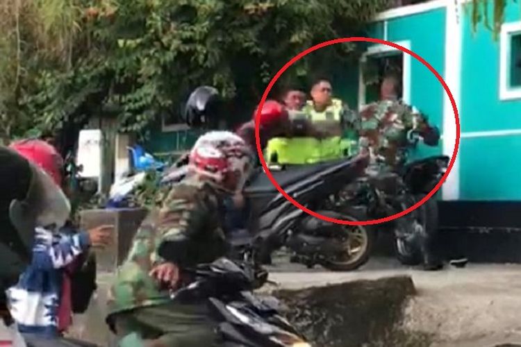 Kronologi Adu Jotos Polri vs TNI Viral di Ambon, Cuma Gara-gara Nggak ... Kronologi Adu Jotos Polri vs TNI Viral di Ambon, Cuma Gara-gara Nggak ...