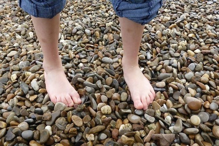 Berjalan Tanpa Alas Kaki Ternyata Bisa Mencegah Penyakit Jantung dan ... Berjalan Tanpa Alas Kaki Ternyata Bisa Mencegah Penyakit Jantung dan ...