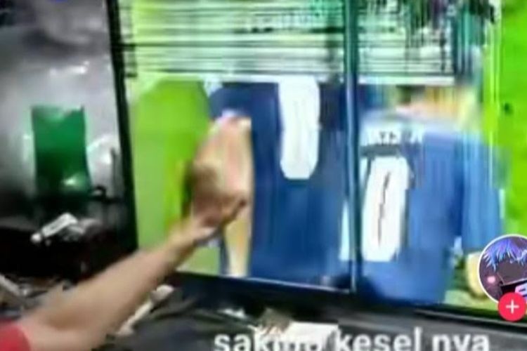 Viral Pria Getok Layar TV hingga Rusak Gegara Kesal Timnas Indonesia ... Viral Pria Getok Layar TV hingga Rusak Gegara Kesal Timnas Indonesia ...