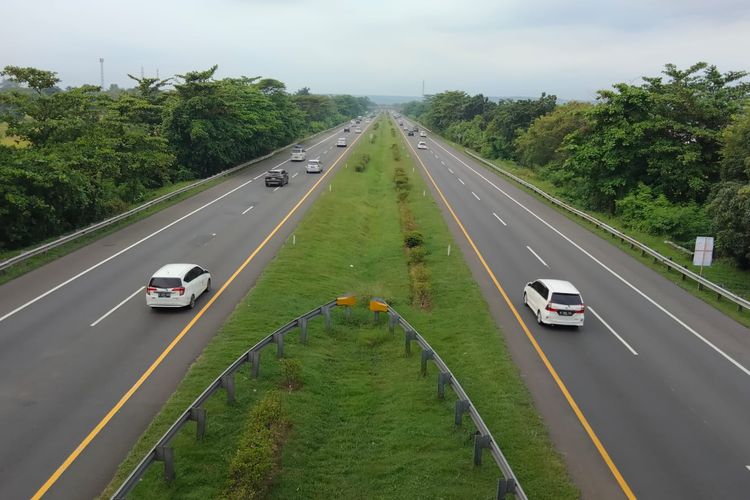 Tak Hati-hati Saat Mengemudi Sebabkan Kecelakaan Beruntun di Tol ... Tak Hati-hati Saat Mengemudi Sebabkan Kecelakaan Beruntun di Tol ...