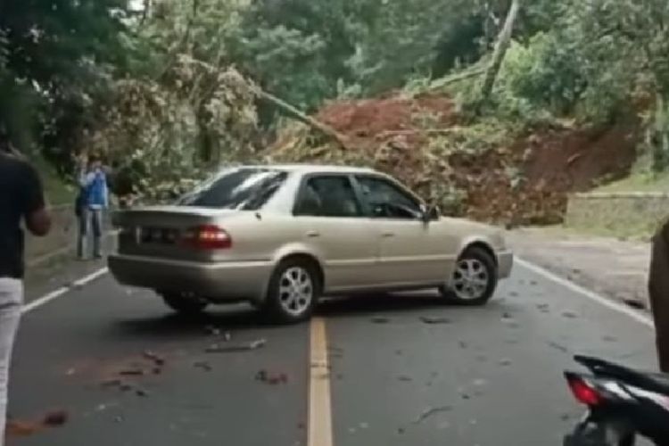 Jalur ke Puncak dari Cianjur Longsor Akibat Gempa M 5,6, Arus Lalin ... Jalur ke Puncak dari Cianjur Longsor Akibat Gempa M 5,6, Arus Lalin ...