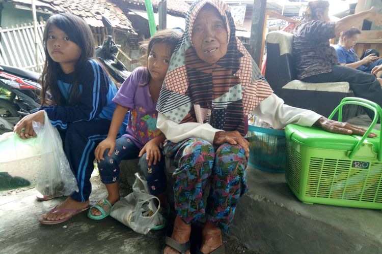 Kisah Nenek di Majalengka Mampu Urus Dua Cucu Bermodal Penghasilan Rp30 ... Kisah Nenek di Majalengka Mampu Urus Dua Cucu Bermodal Penghasilan Rp30 ...