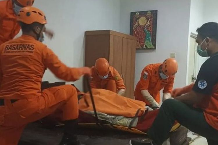 Tim SAR Evakuasi Jenazah Pria asal Bandung di Bali, Sudah Meninggal ... Tim SAR Evakuasi Jenazah Pria asal Bandung di Bali, Sudah Meninggal ...