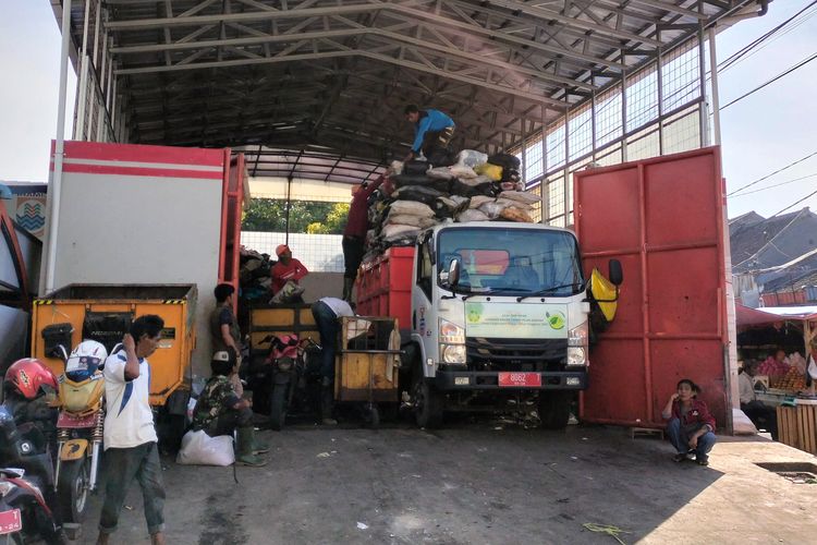 Perubahan Jadwal TPA Sarimukti Picu Penumpukan Sampah di Cimahi Perubahan Jadwal TPA Sarimukti Picu Penumpukan Sampah di Cimahi