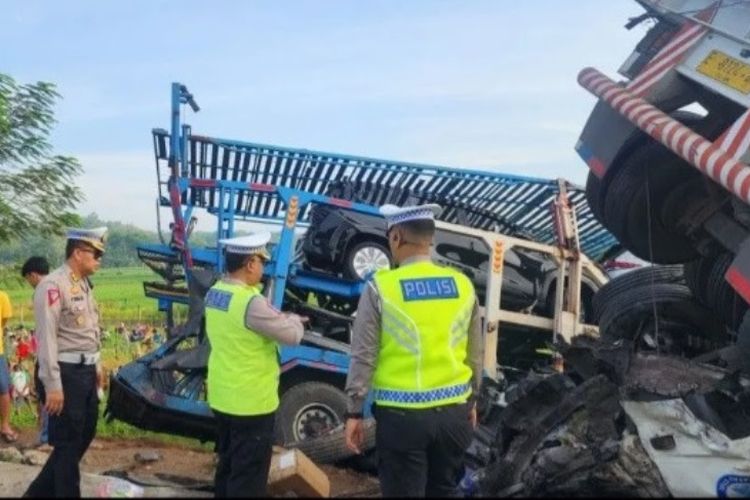Kecelakaan Beruntun Truk Tabrak 8 Kendaraan di Bahu Jalan Tol Semarang ... Kecelakaan Beruntun Truk Tabrak 8 Kendaraan di Bahu Jalan Tol Semarang ...