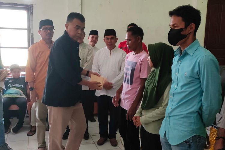 Pemkab Natuna Salurkan Bantuan Korban Longsor Serasan Senilai Rp1 5