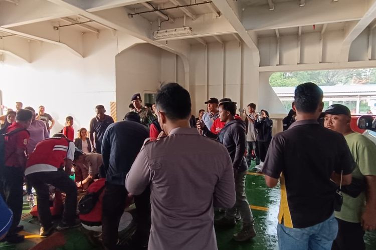Kapal Fery Lintasan Pelabuhan Merak Banten Bakauheni Lampung Sarat ... Kapal Fery Lintasan Pelabuhan Merak Banten Bakauheni Lampung Sarat ...