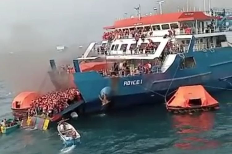 Kapal Fery Lintasan Pelabuhan Merak Banten Bakauheni Lampung Sarat ... Kapal Fery Lintasan Pelabuhan Merak Banten Bakauheni Lampung Sarat ...