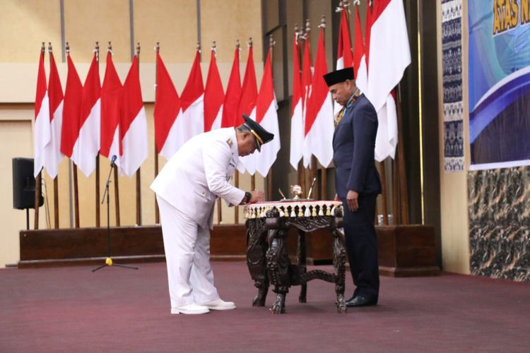 Gubernur VBL Lantik Fahrensy Funay Jadi Penjabat Walikota Kupang - Oke ... Gubernur VBL Lantik Fahrensy Funay Jadi Penjabat Walikota Kupang - Oke ...