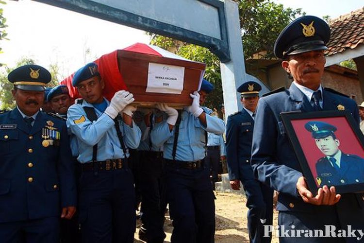 Isak Tangis Sambut Kedatangan Jenazah Kaliman Isak Tangis Sambut Kedatangan Jenazah Kaliman